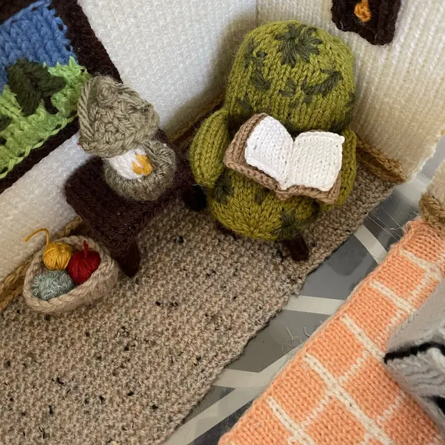 6 Potret Miniatur Ruangan dari Bahan Rajut, Detail Furniturnya Bikin ...