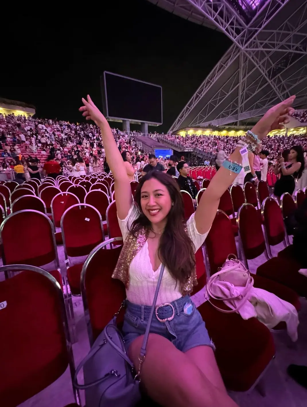 6 Gaya Simpel Cantik Sherina Munaf Nonton Konser Taylor Swift, Tak ...