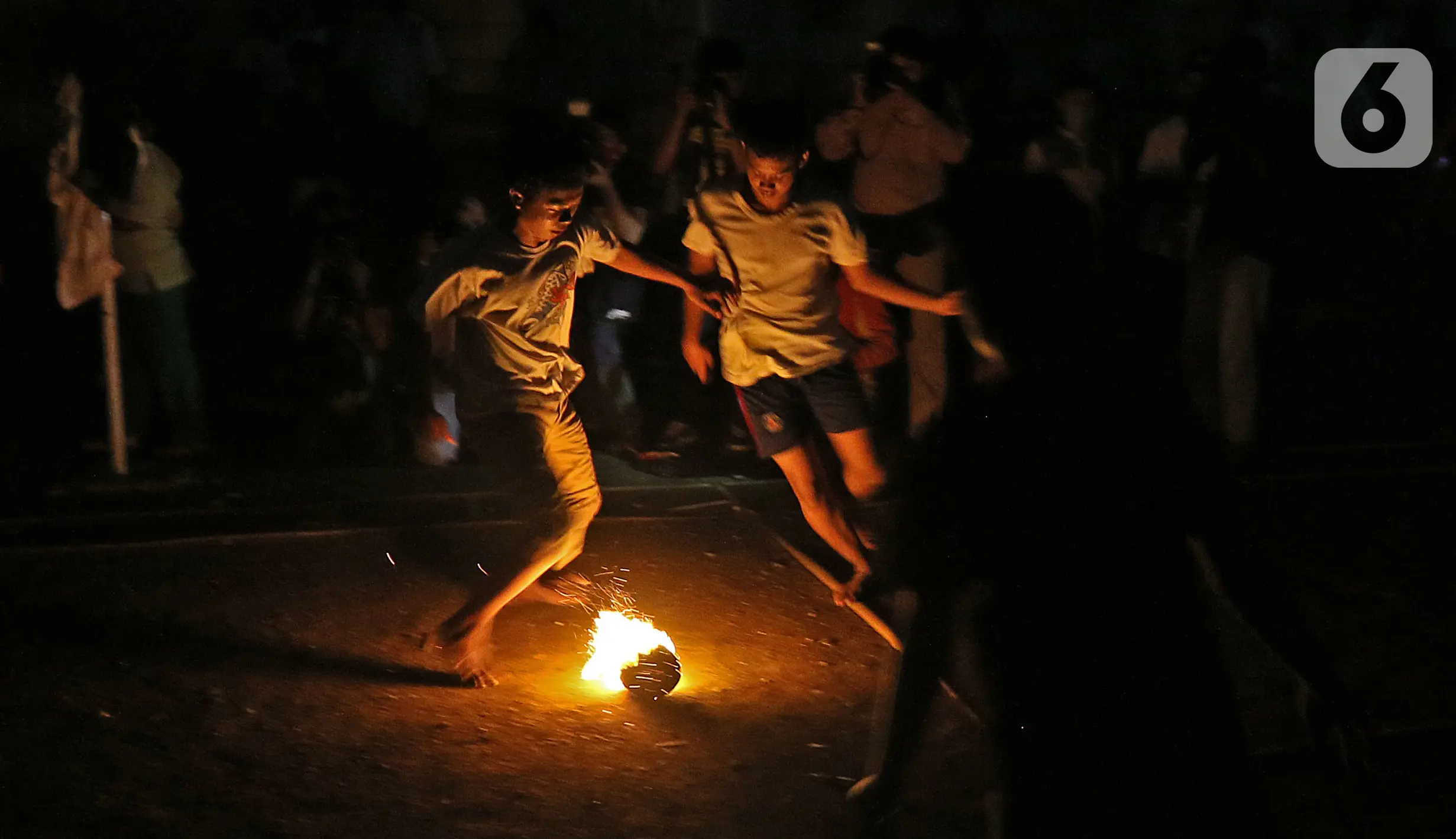 FOTO: Keseruan Bermain Bola Api di Malam Tahun Baru Islam - Foto ...