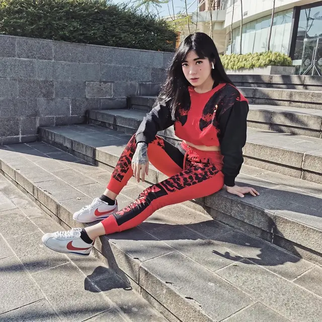 7 Potret Terbaru Prisa, Gitaris Cewek yang Duet dengan J-Rocks - Hot ...