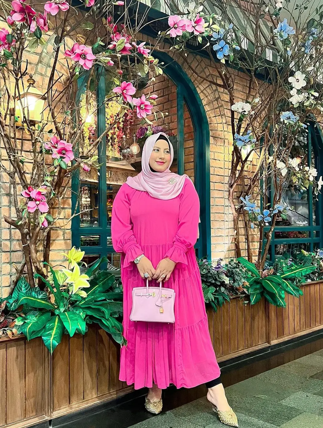 8 Potret Gaya Tasyi Athasyia yang Gemar Pakai Outfit Cerah dan Tas ...