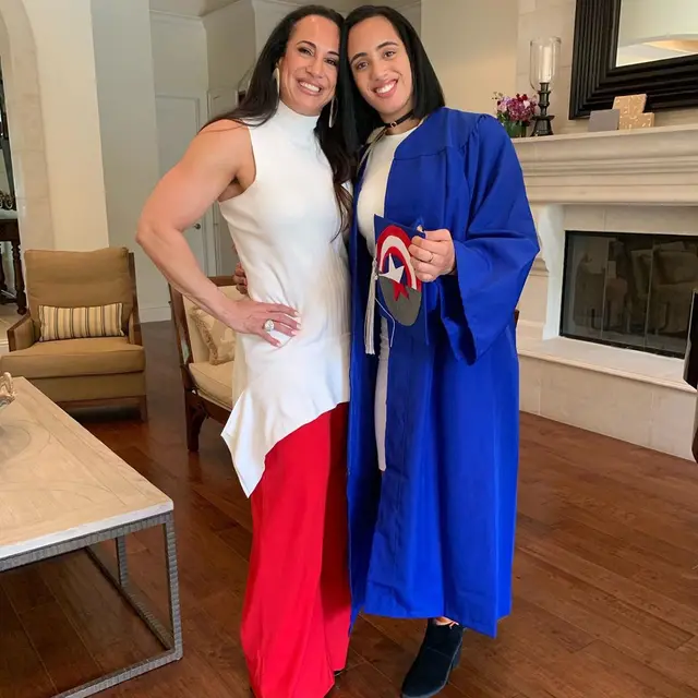 6 Fakta Simone Johnson, Putri The Rock yang Ikuti Jejak Ayah Jadi ...