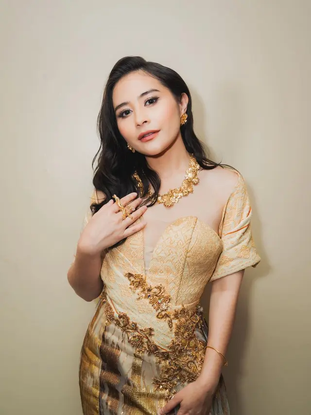 Fakta Menarik Prilly Latuconsina, Artis Cantik Berprestasi yang Suka ...