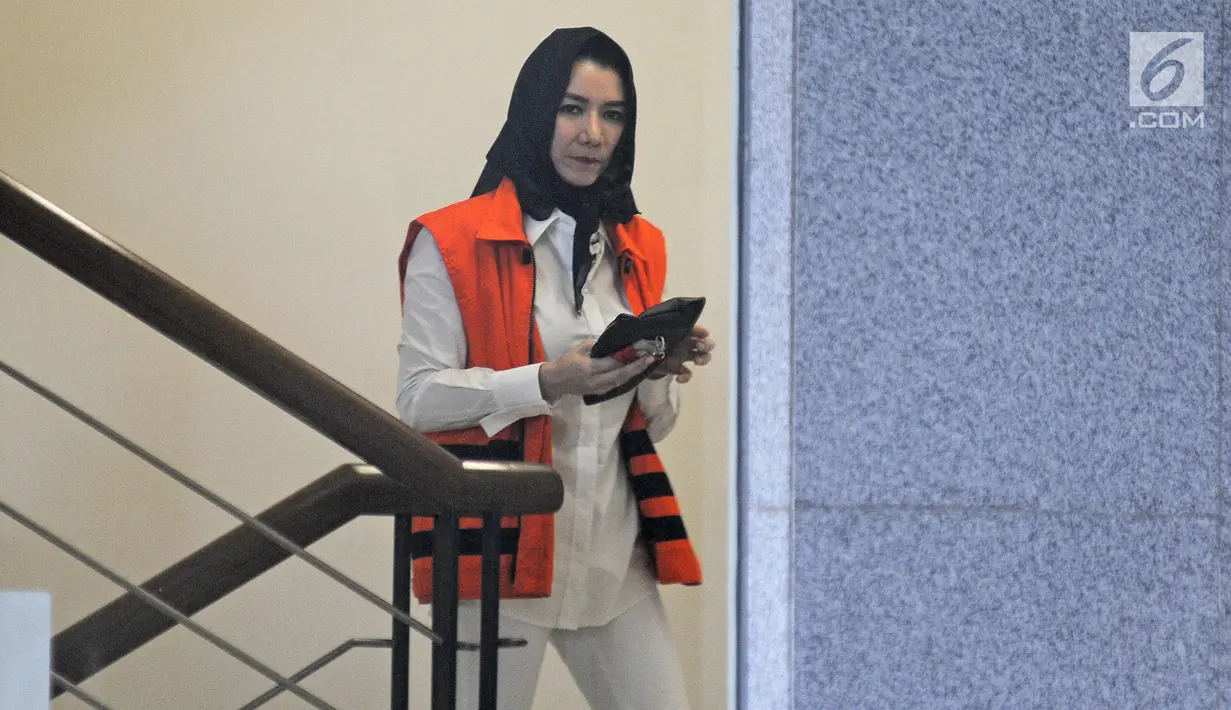 FOTO: Berkerudung Hitam, Bupati Cantik Rita Widyasari Kembali Diperiksa ...