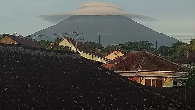 4 Fenomena Alam Gunung Bertopi yang Pernah Terjadi di Indonesia - Hot ...