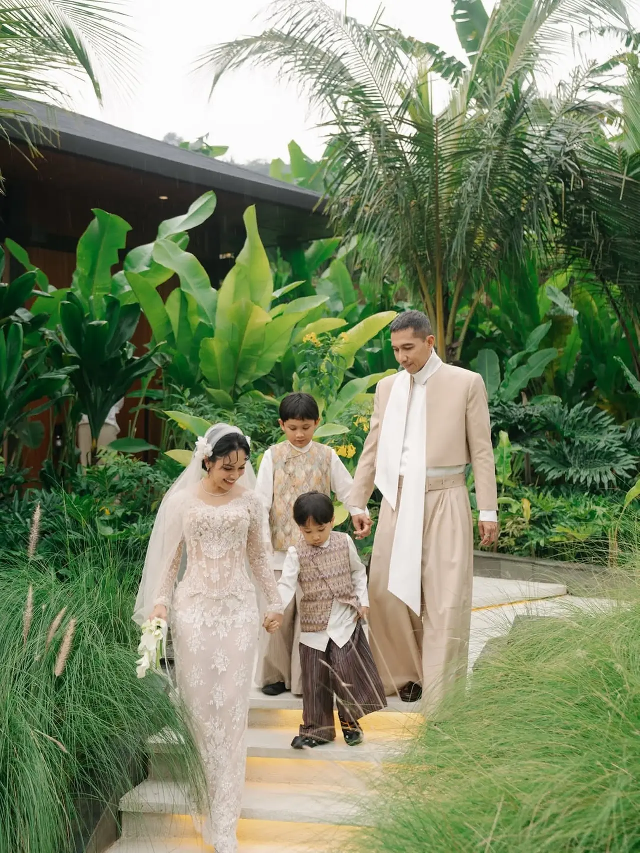 Pesona Anggun Andien dan Ippe Rayakan Ulang Tahun Pernikahan dengan Sakral