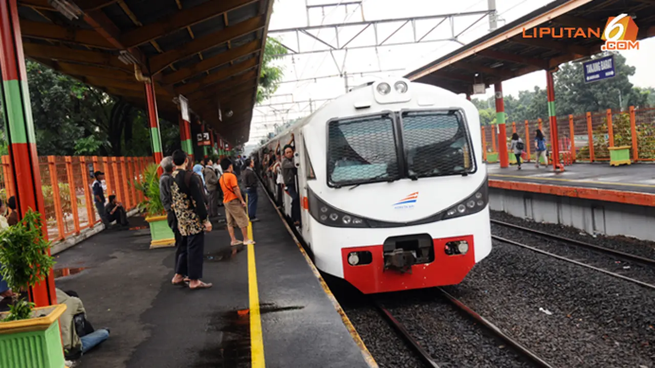 Karyawan KRL Commuter Line Mogok, Penumpang Naik Kereta `Gratis` - News ...