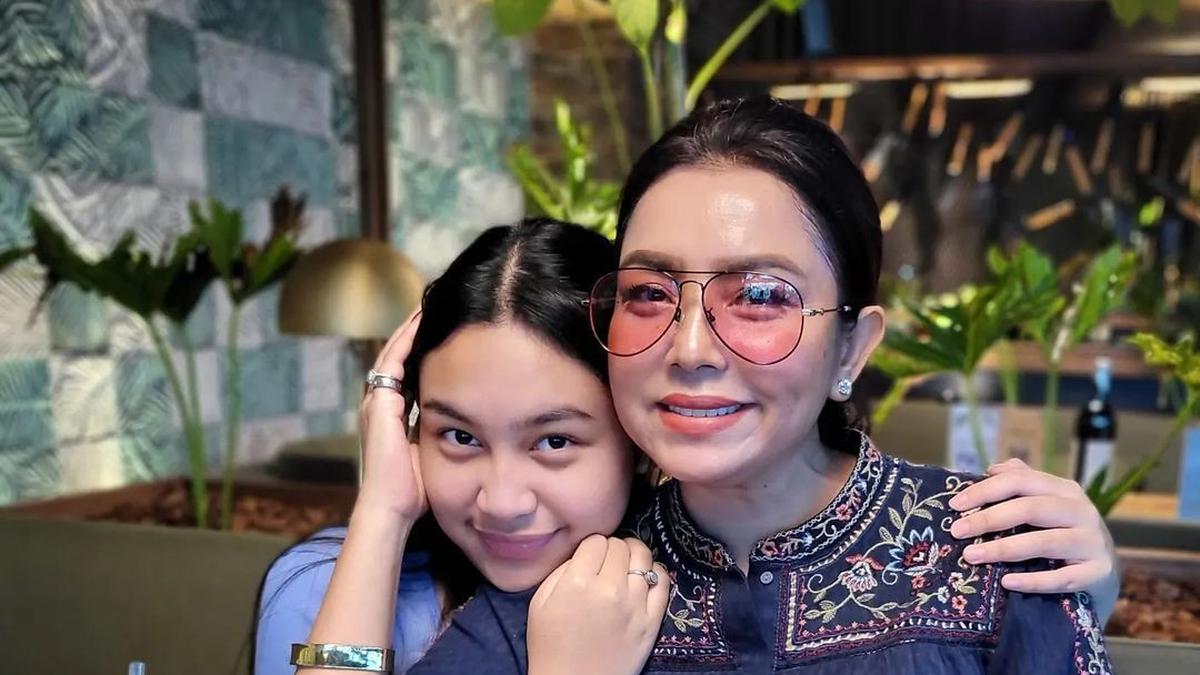 5 Potret Khirani Anak Mayangsari yang Mulai Beranjak Dewasa, Wajah Ayu dan Senyumnya Curi ...