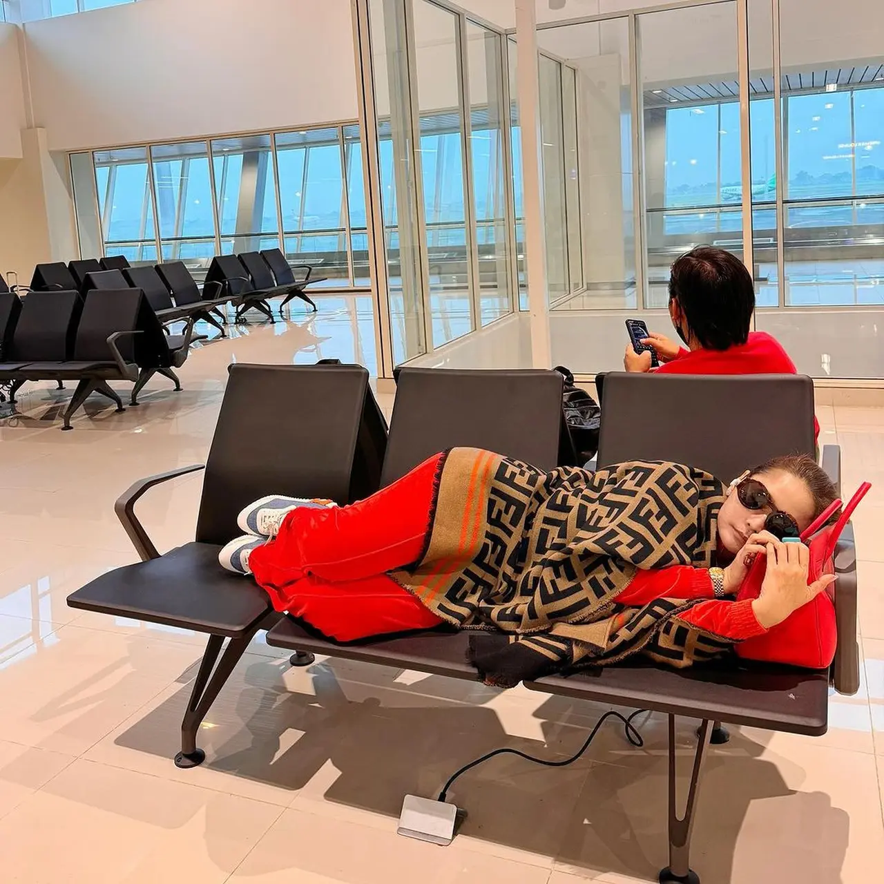 6 Potret Inul Daratista Tidur di Bandara Saat Show ke Luar Kota ...