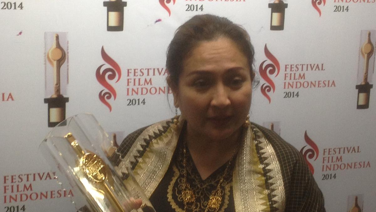 Dewi Irawan Dedikasikan Piala Citra untuk Ria Irawan - ShowBiz Liputan6.com
