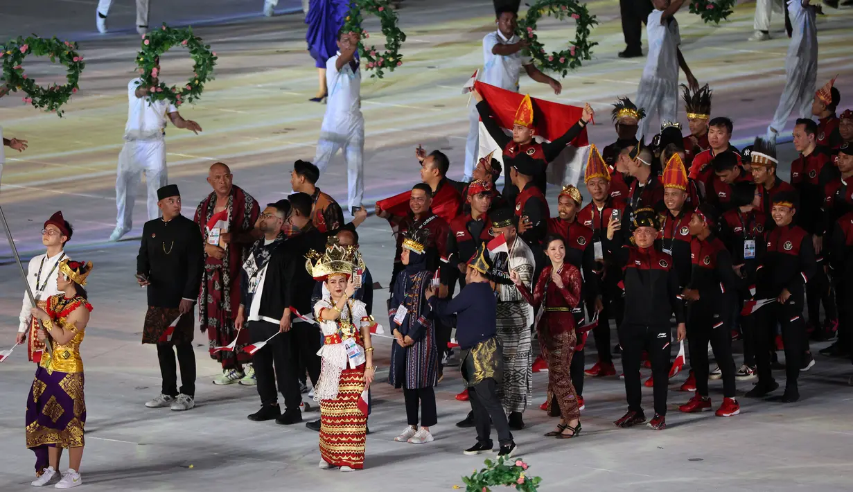 Foto: Kenakan Baju Adat Bali, Flairene Candrea Pimpin Defile Kontingen Indonesia pada Upacara ...