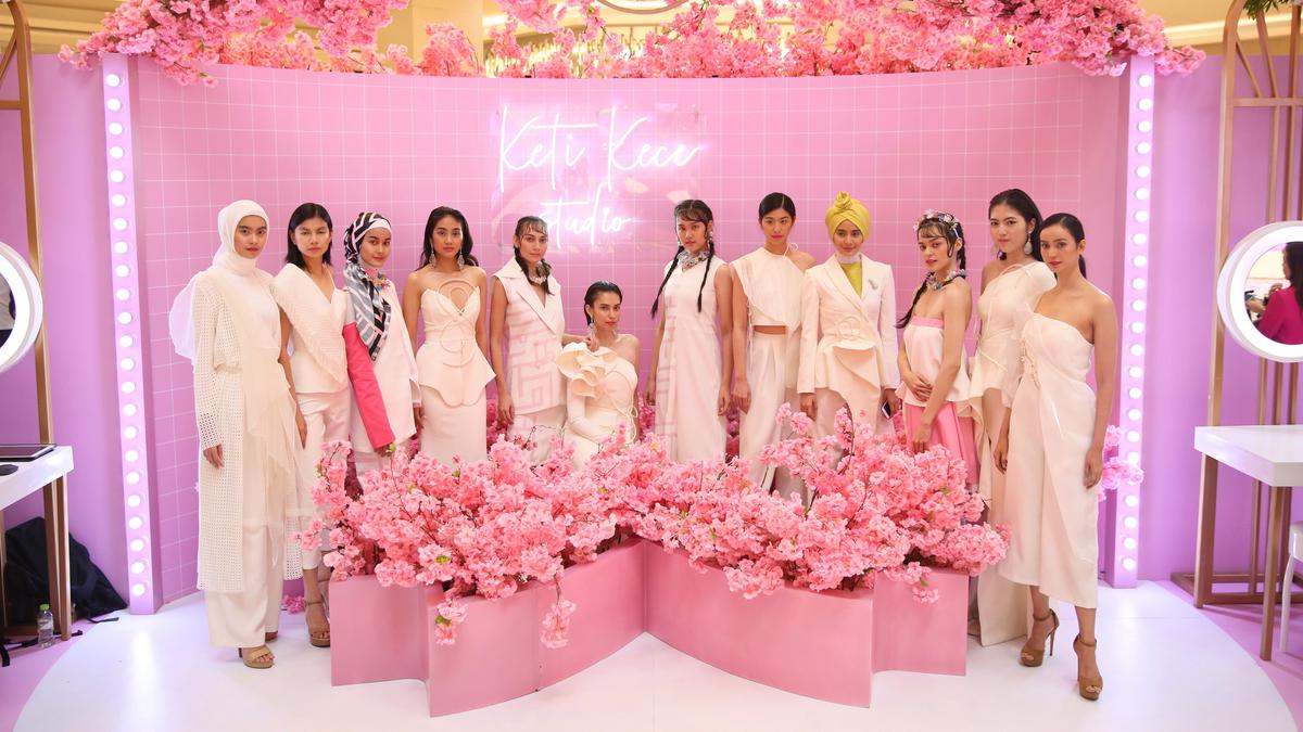Koleksi Busana Bernuansa Bunga Bakal Hadir di Jakarta Fashion Week 2020
