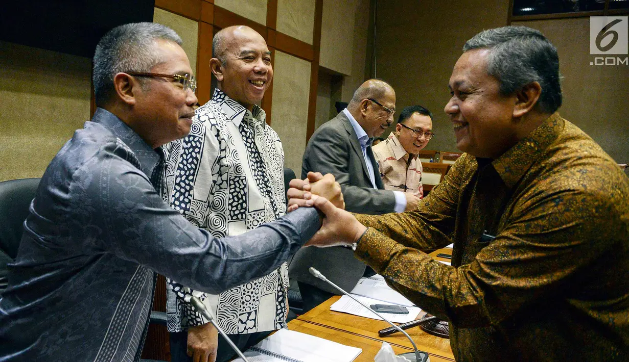 FOTO: Senyum Perry Warjiyo Saat Uji Kepatutan dan Kelayakan Calon ...