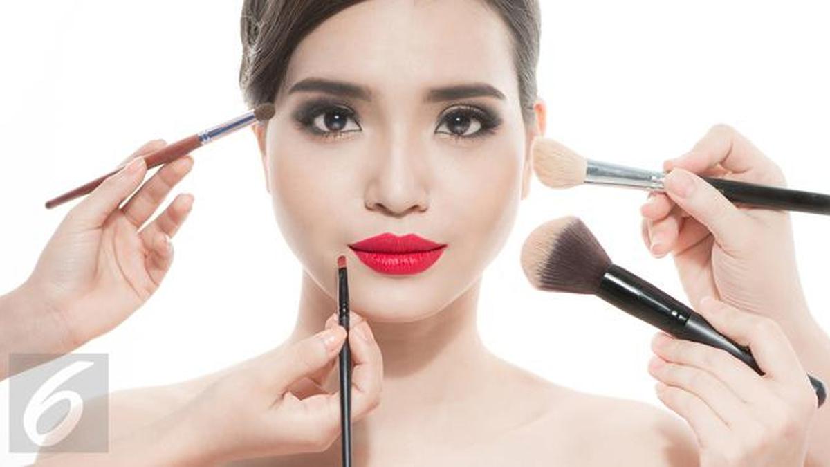 Trik Makeup Sederhana untuk Buat Dahi Lebar Terlihat Proporsional ...