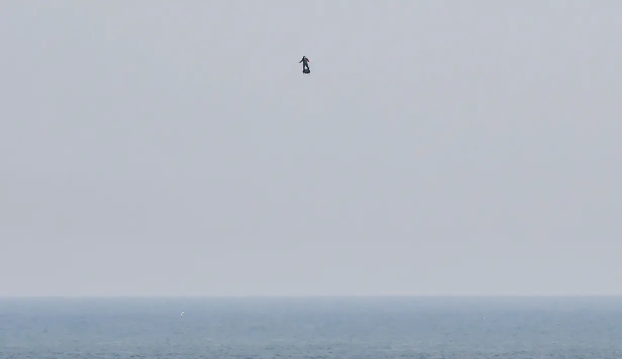 FOTO: Aksi Manusia Terbang Lintasi Selat Inggris - Foto Liputan6.com