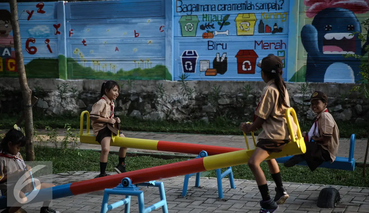 Keseruan Anak-anak Bermain dan Beraktivitas di RPTRA Pejagalan - Foto ...