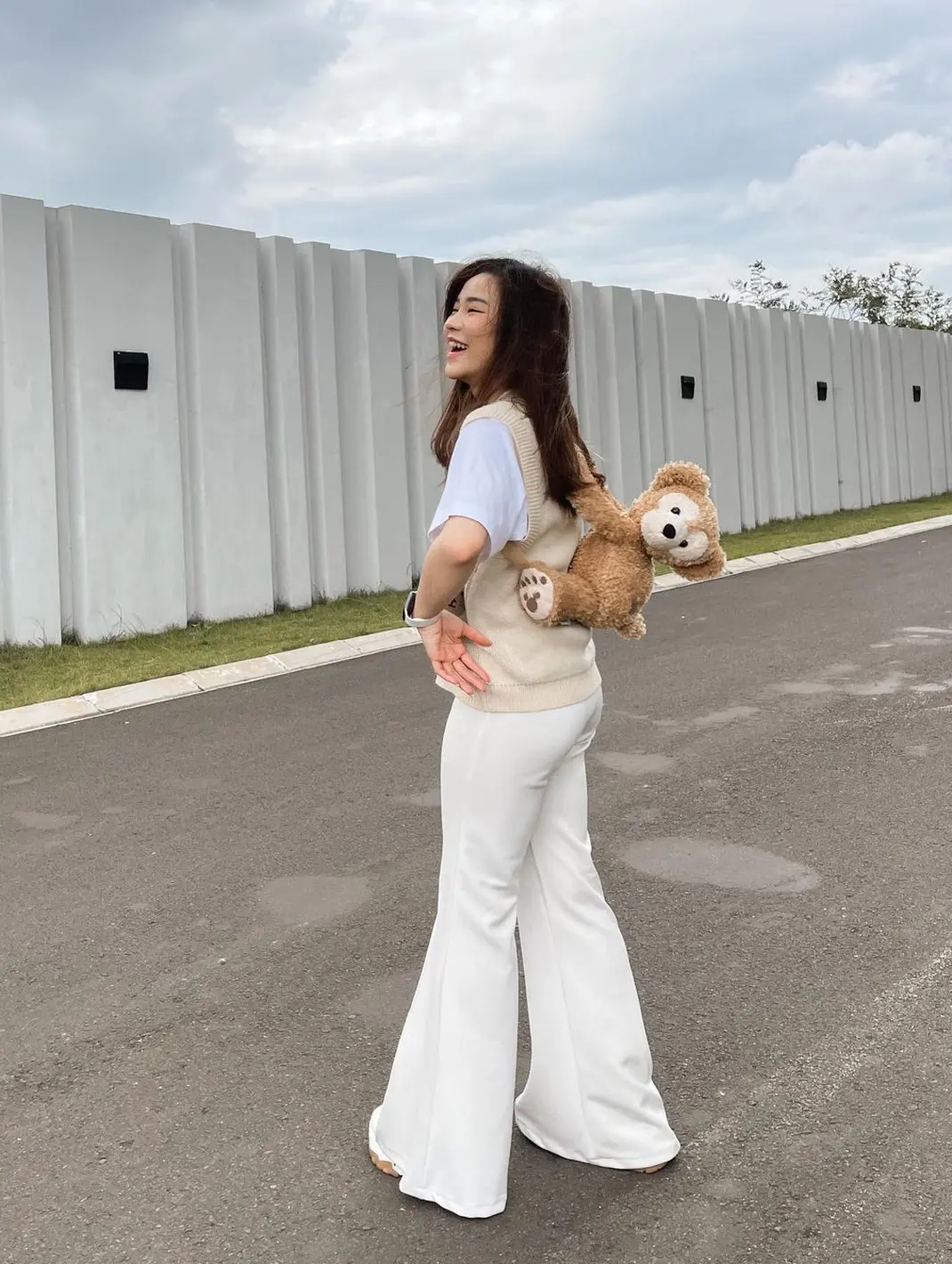 6 Potret OOTD Jessica Jane Pakai Vest Knit yang Imut dan Menggemaskan