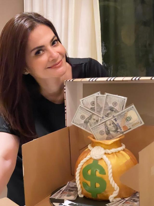 6 Potret Cut Tary Rayakan Ultah ke-44, Keluarga Kompak Pakai Baju Hitam ...