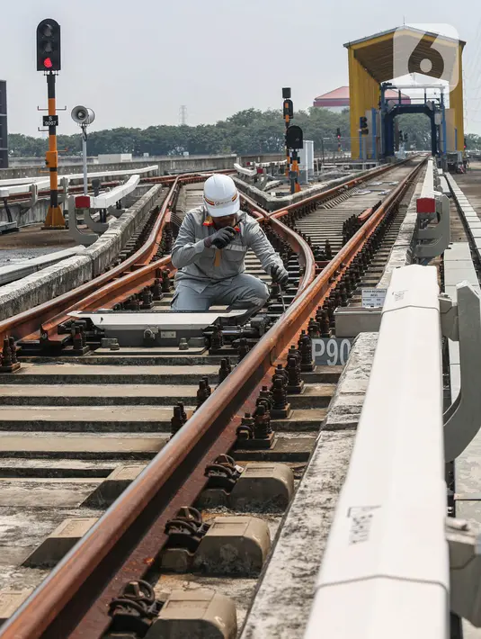Memantau Perawatan dan Pengecekan Sistem Kelistrikan Jalur Kereta LRT ...