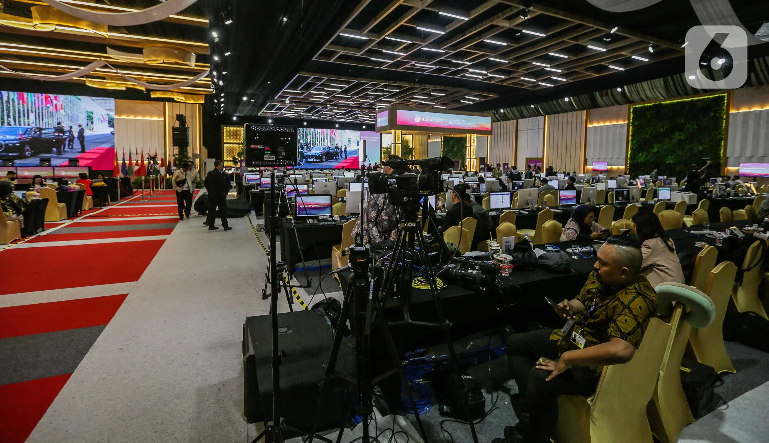 Kesibukan Ruang Media Center di Hari Pertama Pembukaan KTT ke-43 ASEAN ...