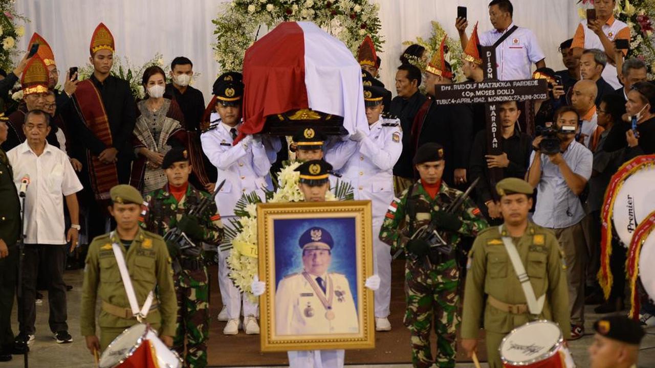 Rudolf Pardede Dimakamkan Secara Militer di Kompleks Pemakaman TD Pardede