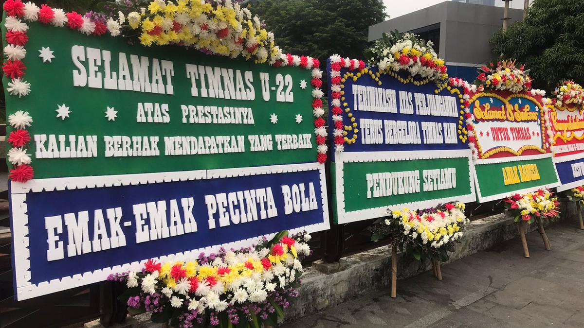 Karangan Bunga Berjejer Sambut Konvoi Juara Timnas Indonesia di SEA ...