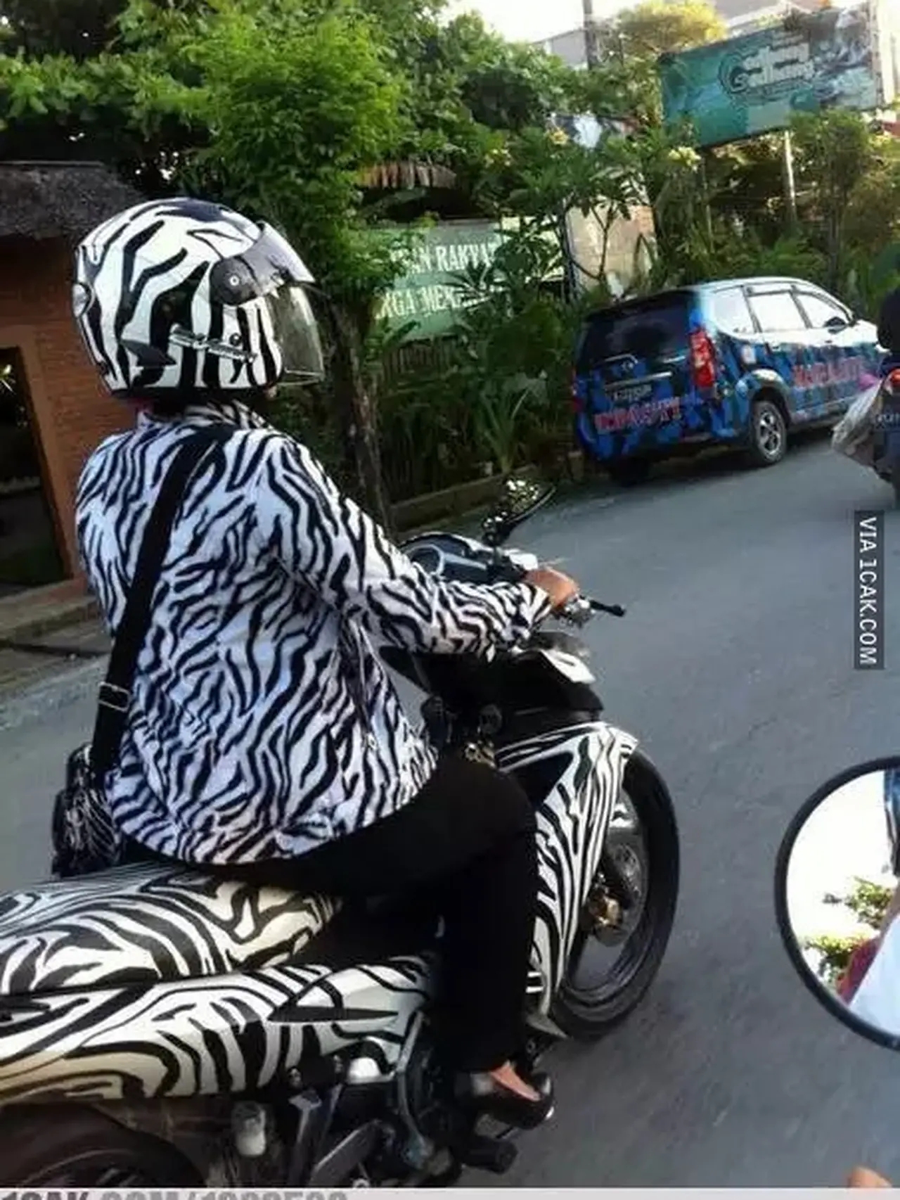 10 Outfit Nyeleneh Pengendara Motor di Jalan, Punya Tulisan Lucu Hingga ...