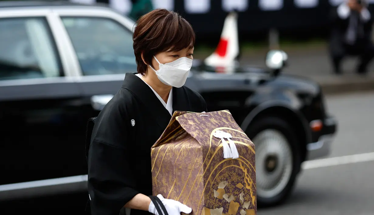 Ekspresi Istri Shinzo Abe Saat Pemakaman Mendiang Suaminya - Foto ...