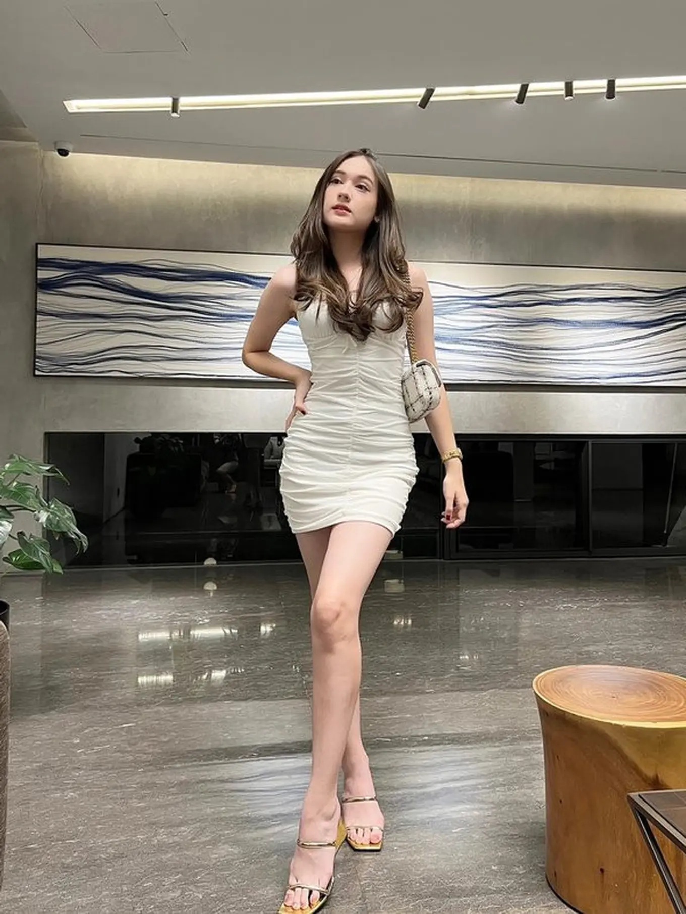 Jadi Sorotan Publik, Ini 6 Potret Cantik Laura Moane yang Dinilai ...