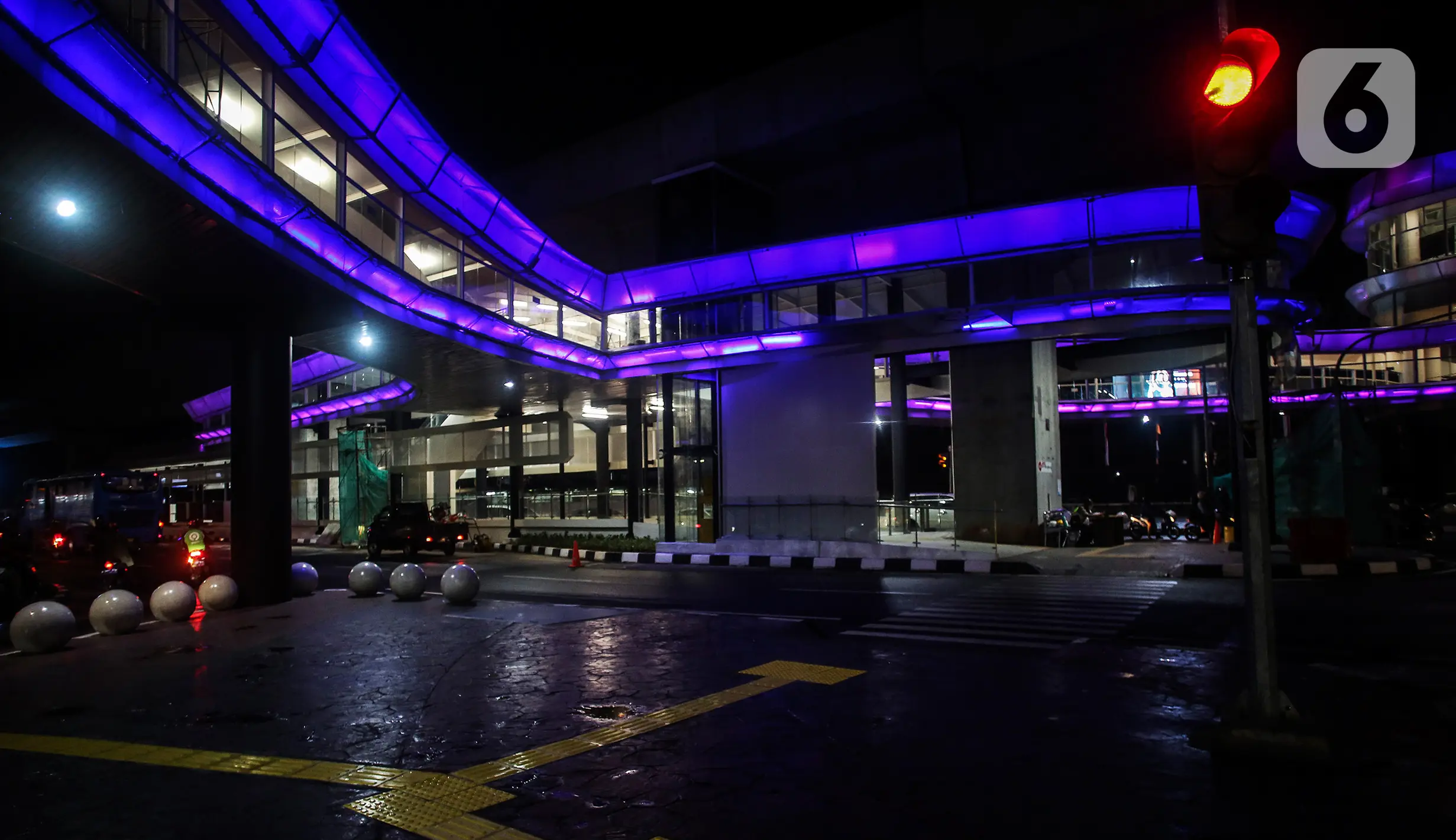 FOTO: Kerlap-kerlip Lampu Skybridge Halte CSW - Foto Liputan6.com