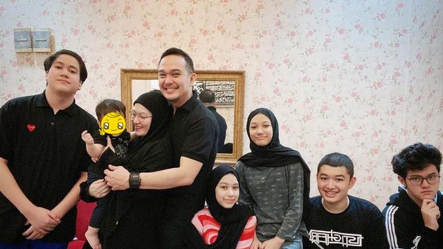 6 Potret Keluarga Fadlan Muhammad dan Lyra Virna, Harmonis Bareng 6 Anak - Hot Liputan6.com