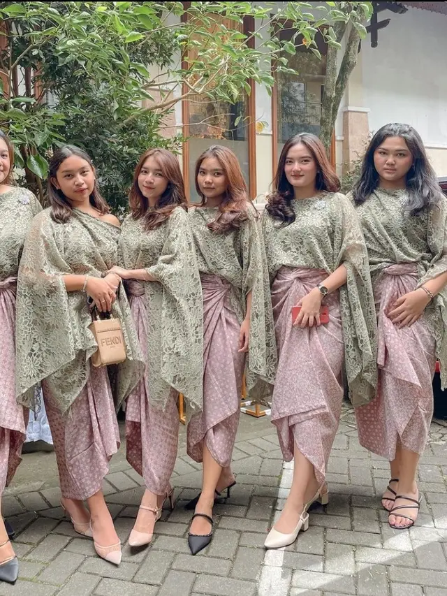 7 Potret Khirani Bareng Sepupu di Keluarga Mayangsari, Cucu Dalang - Hot Liputan6.com