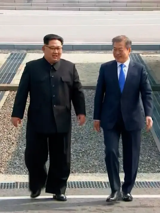 FOTO: Momen Bersejarah Kim Jong-un dan Moon Jae-in di Perbatasan - Foto ...