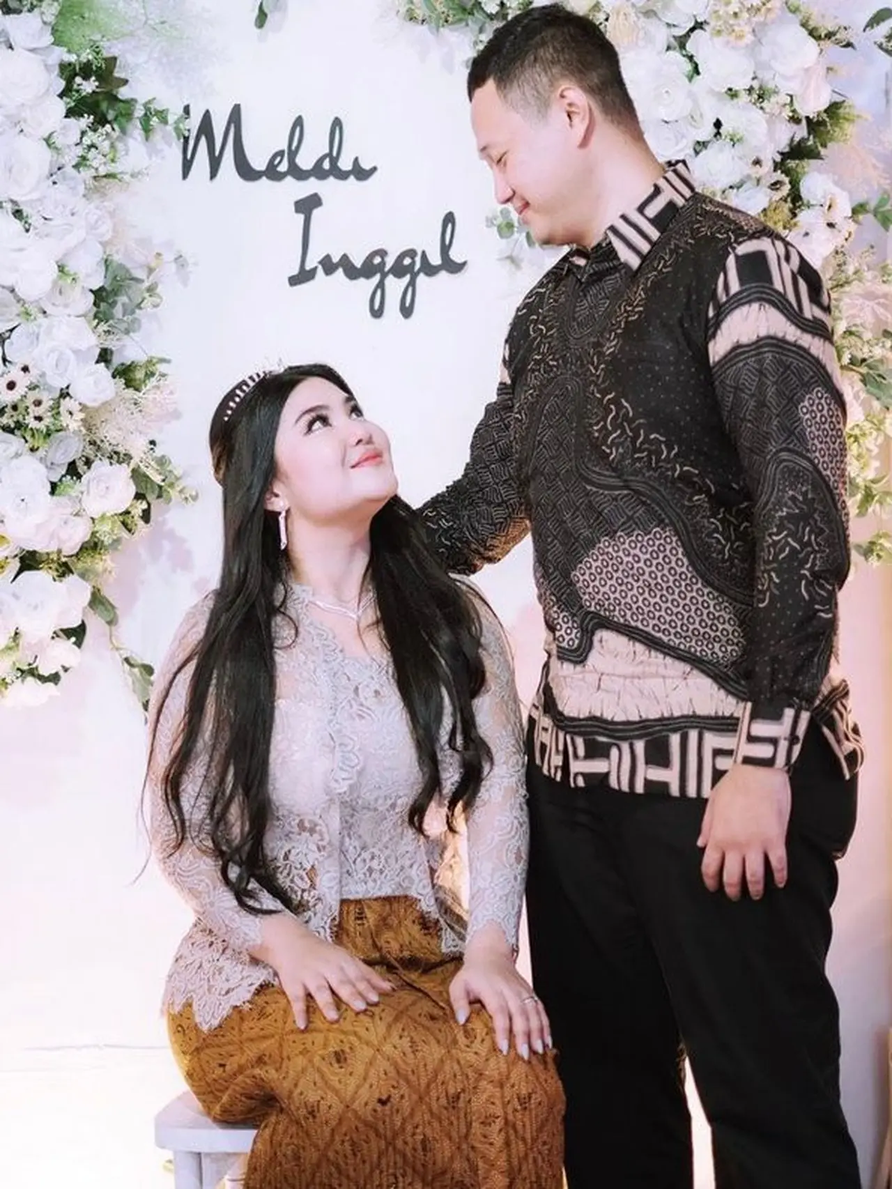 6 Potret Lamaran Rosa Meldianti Keponakan Dewi Perssik, Calon Suami ...