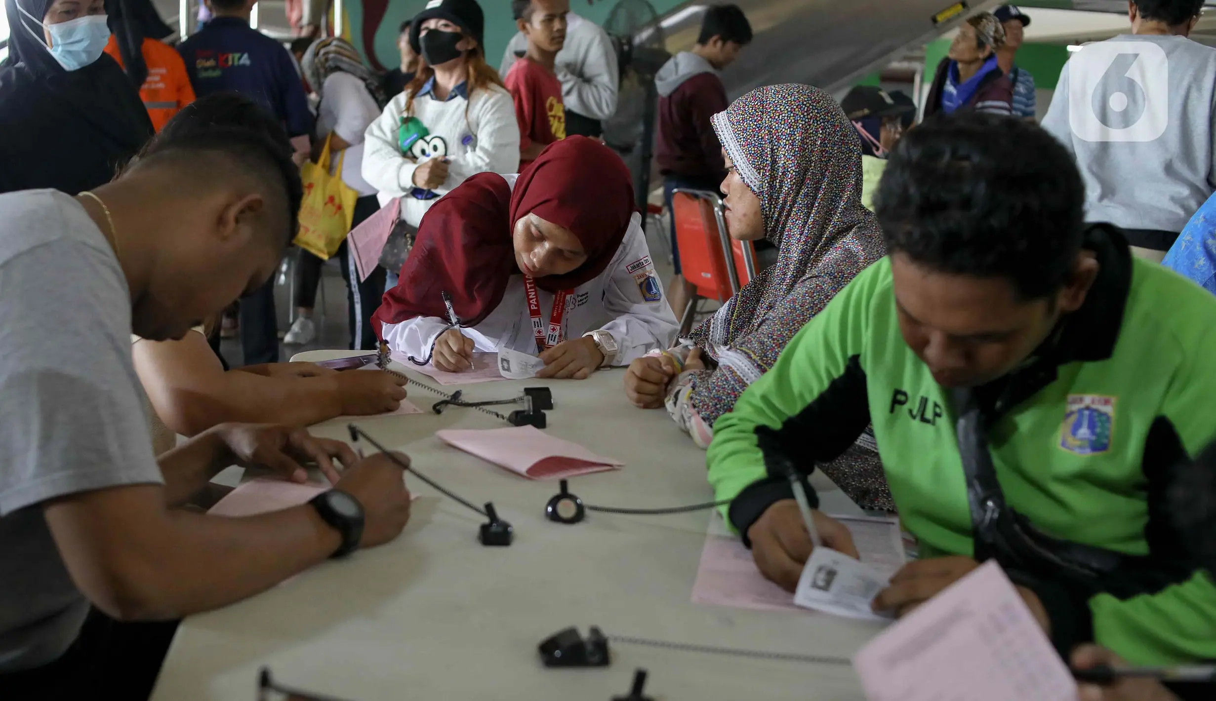 Antusiasme Warga Ikuti Kegiatan Donor Darah Ramadan - Foto Liputan6.com