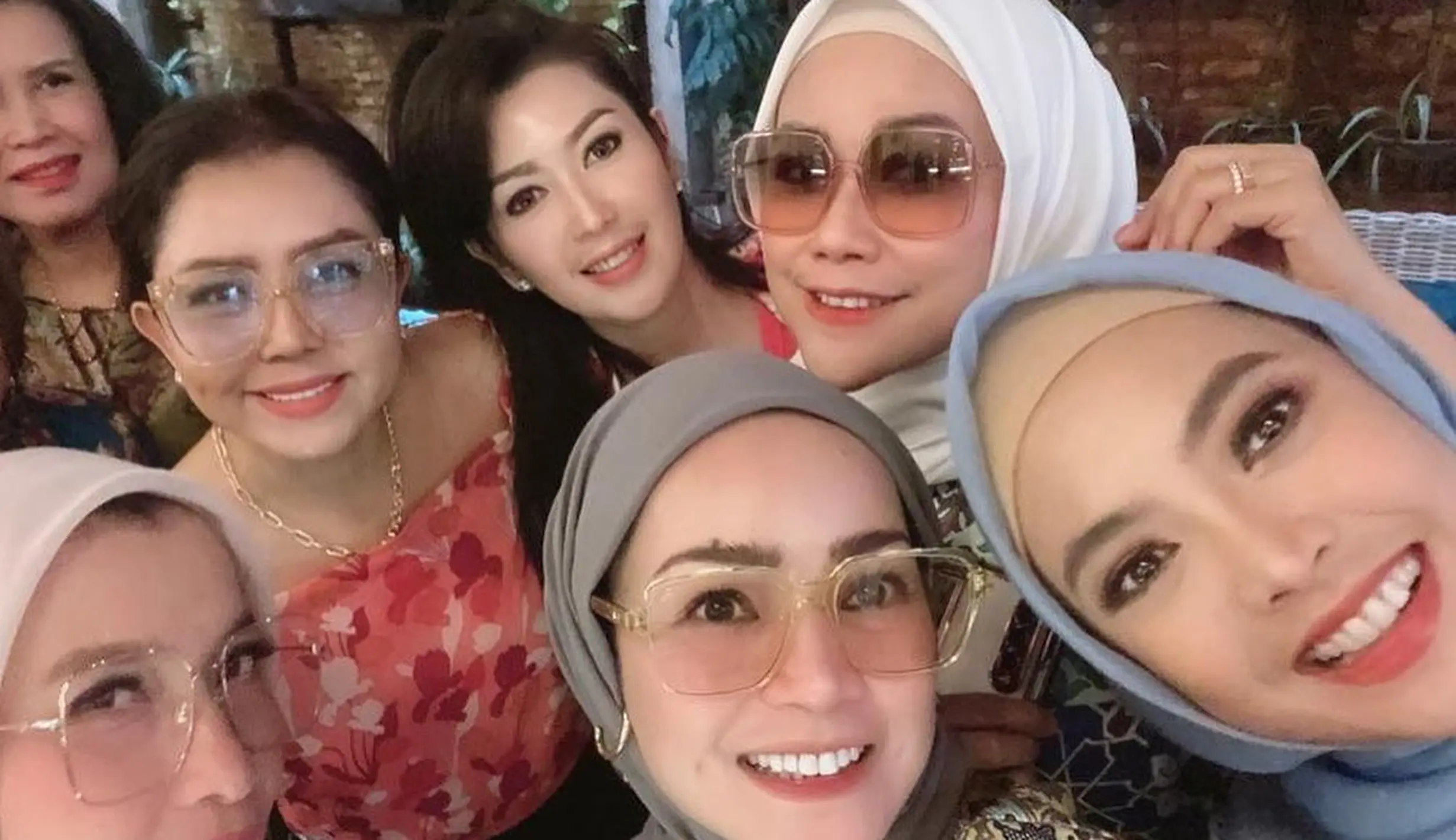 Potret Geng Kepompong Kumpul Kenakan Dress Code Motif Bunga
