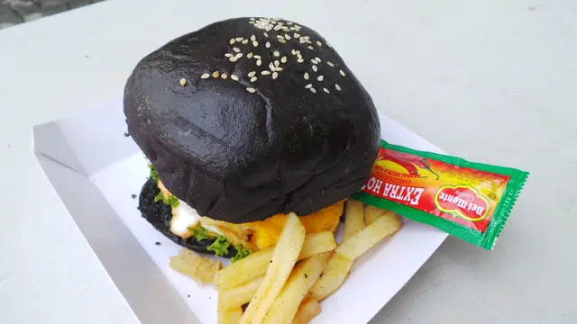 Burger Hitam dari Arang Bambu, Coba di Food Truck Blackjack - Health ...
