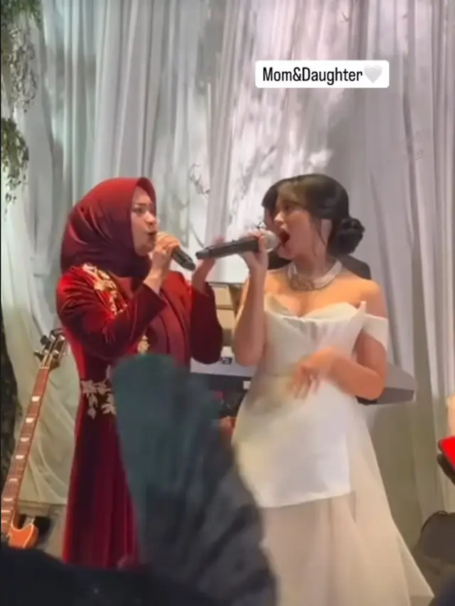 Foto-Foto Aldi Bragi Duet dengan Ikke Nurjanah, Penuh Makna dan Emosional - ShowBiz Liputan6.com