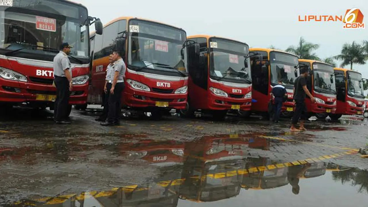 Jokowi Seleksi Ketat Sopir Bus `Pengumpan` Transjakarta - News Liputan6.com