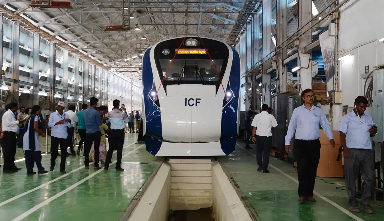 FOTO: Train 18, Kereta Pertama Tanpa Awak di India - Foto Liputan6.com