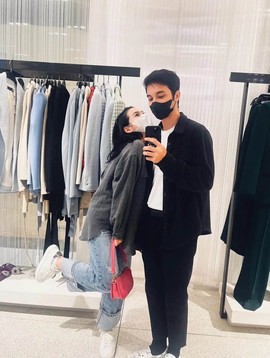 6 Potret Gaya Serasi Sandrinna Michelle dan Junior Roberts yang Kini Go ...