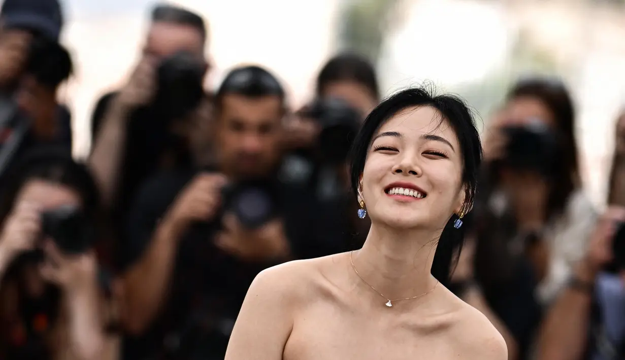 Senyum Kim Hyung-Seo alias BIBI di Festival Film Cannes ke-76 - Foto ...