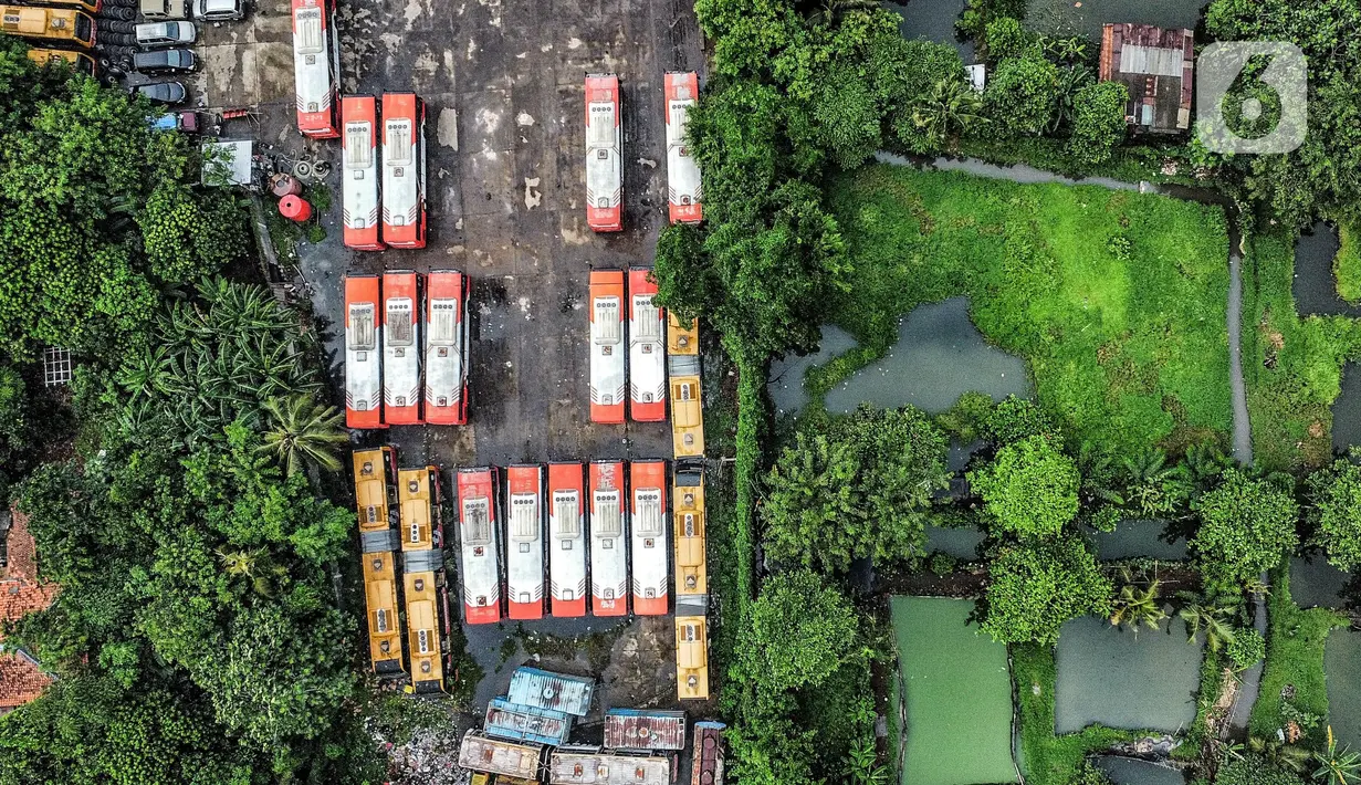 Puluhan Bus Transjakarta Terbengkalai di Terminal Pinang Ranti - Foto ...