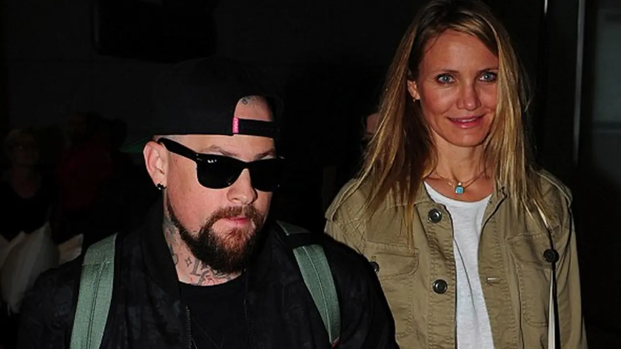 Berjalan Sambil Tutupi Perut, Cameron Diaz Sedang Hamil? - ShowBiz ...