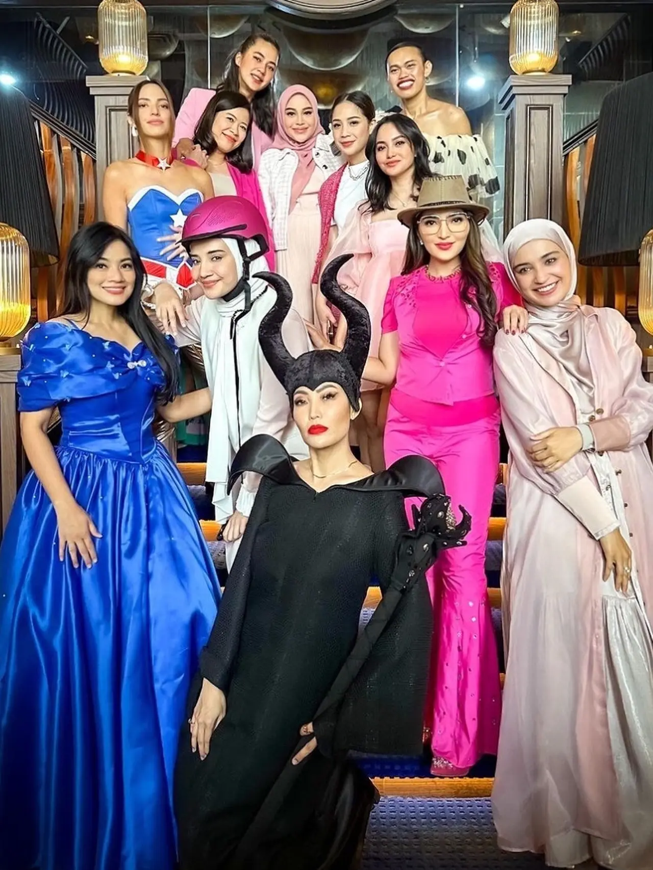 10 Potret Geng Cendol di Ultah Ayu Dewi yang Pakai Kostum Tanduk, Selalu Heboh - Hot Liputan6.com