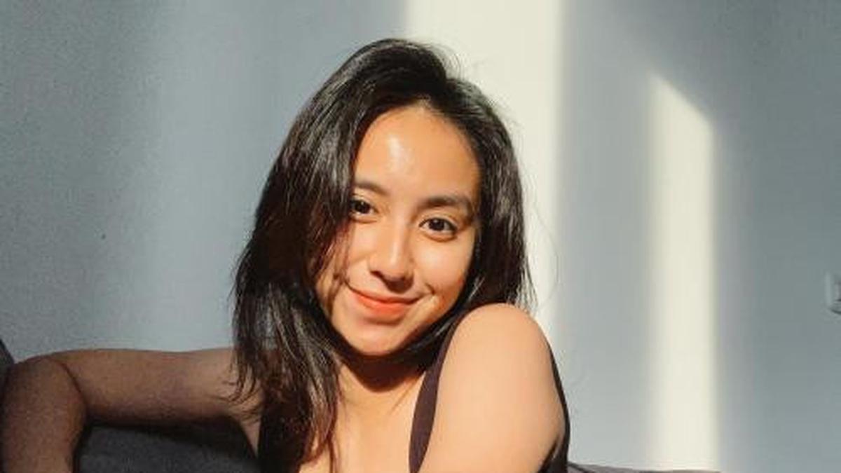 Sederet Pesona Clairine Clay saat Bareface dan Full Makeup, Sama-Sama ...