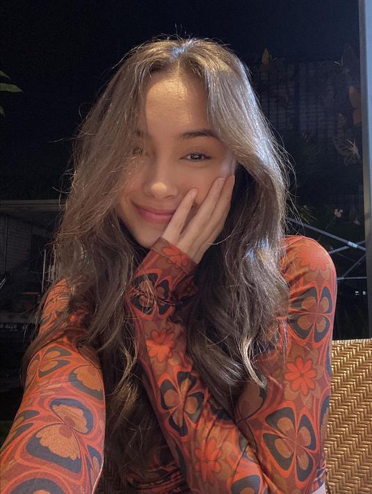 Foto Caitlin Halderman Pose Pegang Pipi Ini Curi Perhatian, Tuai Pujian ...