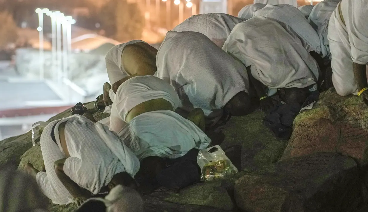 Kekhusyukan Jemaah Haji Panjatkan Doa di Jabal Rahmah - Foto Liputan6.com