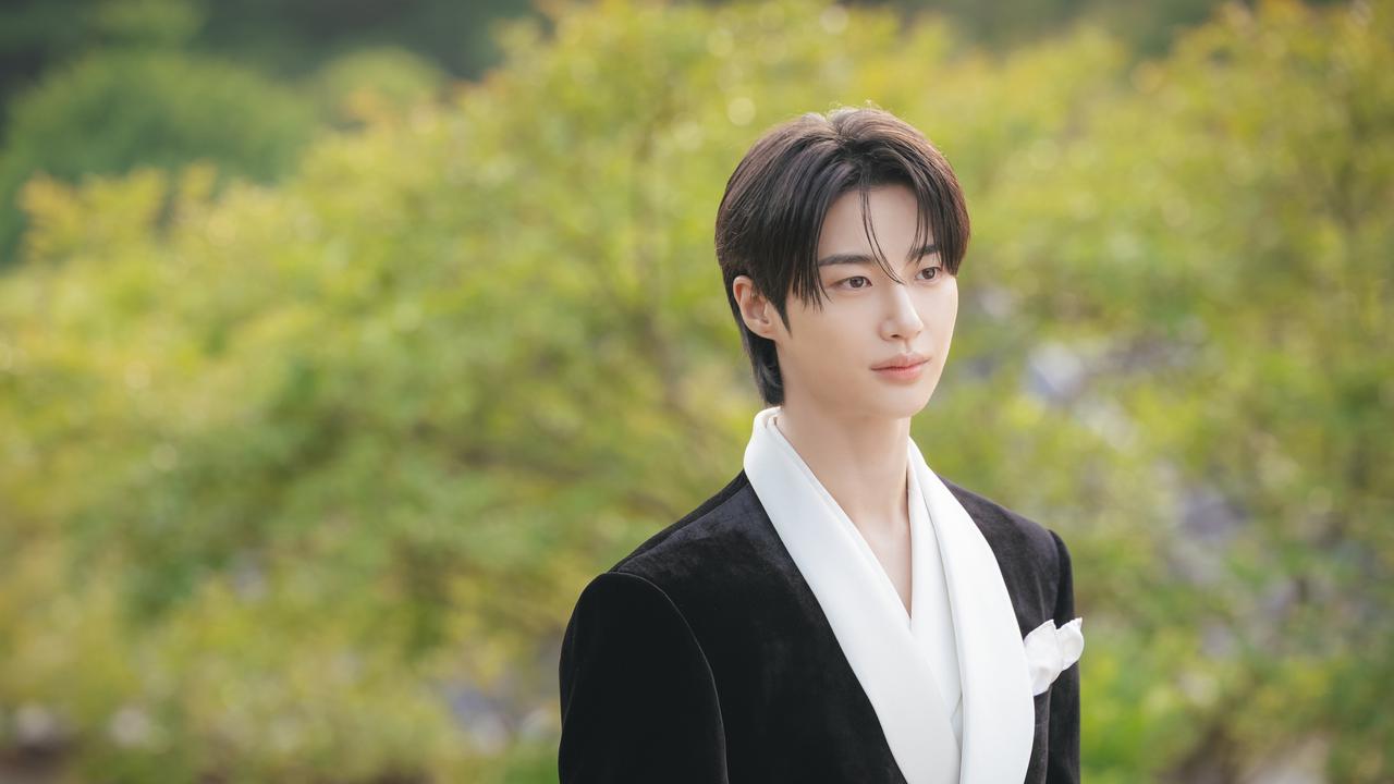 Potret Drakor Perfect Crown, IU dan Byeon Woo Seok Penuh Aura Sebagai ...