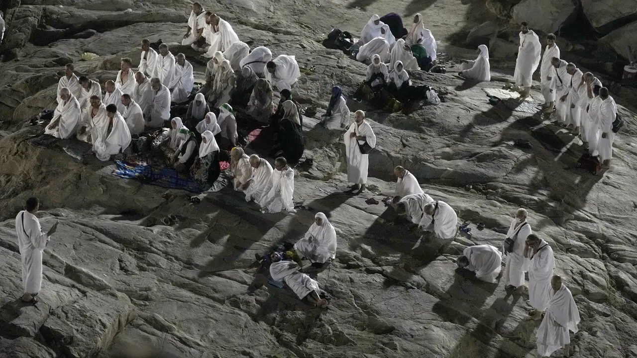Jabal Rahmah, Bukit Pertemuan Adam-Hawa yang Jadi Tempat Perpisahan ...